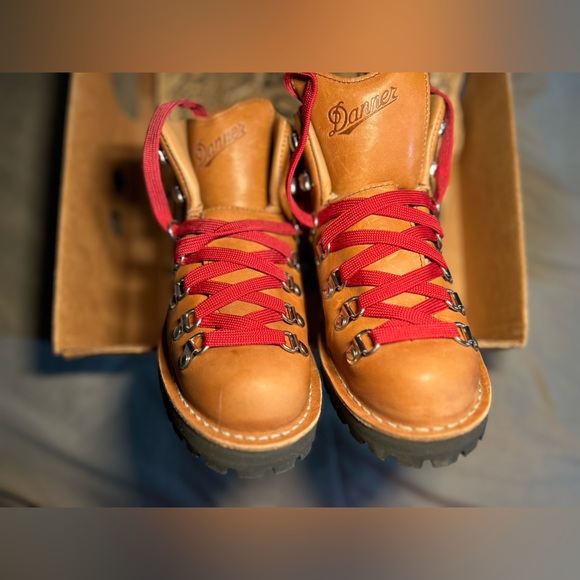 Danner | Shoes | Nib Reese Witherspoons Danner Mountain Light Cascade ...
